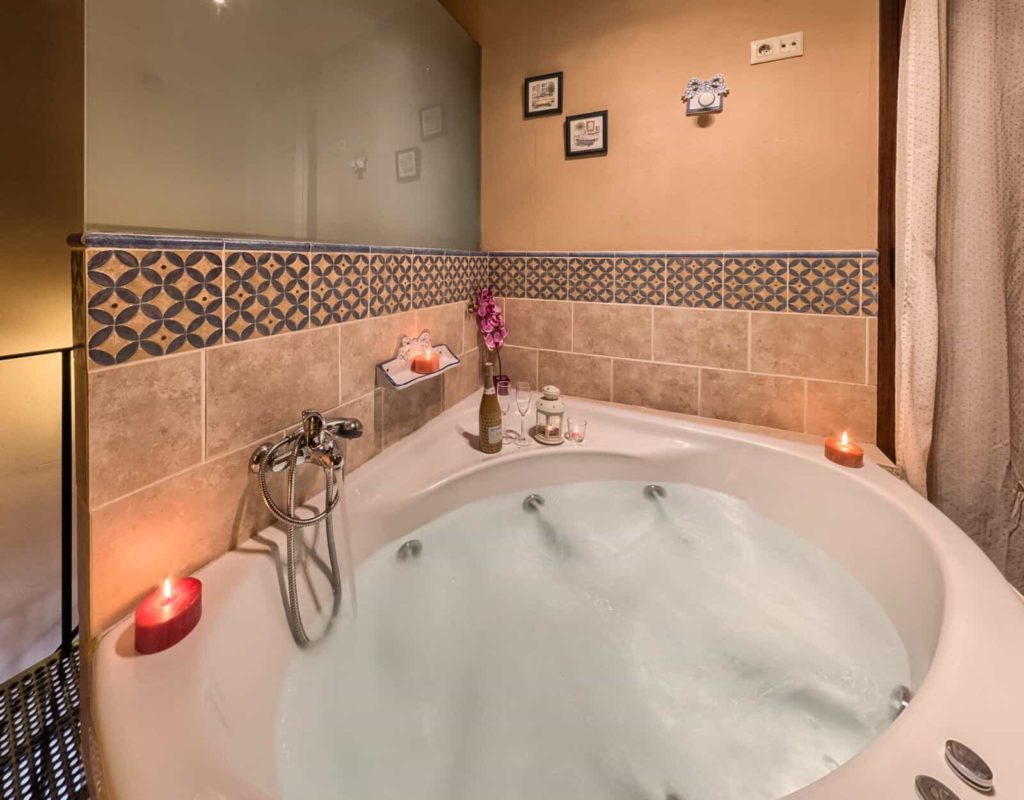 Jacuzzi llenandose de agua e iluminado por velas 1 - Casa Rural El ...